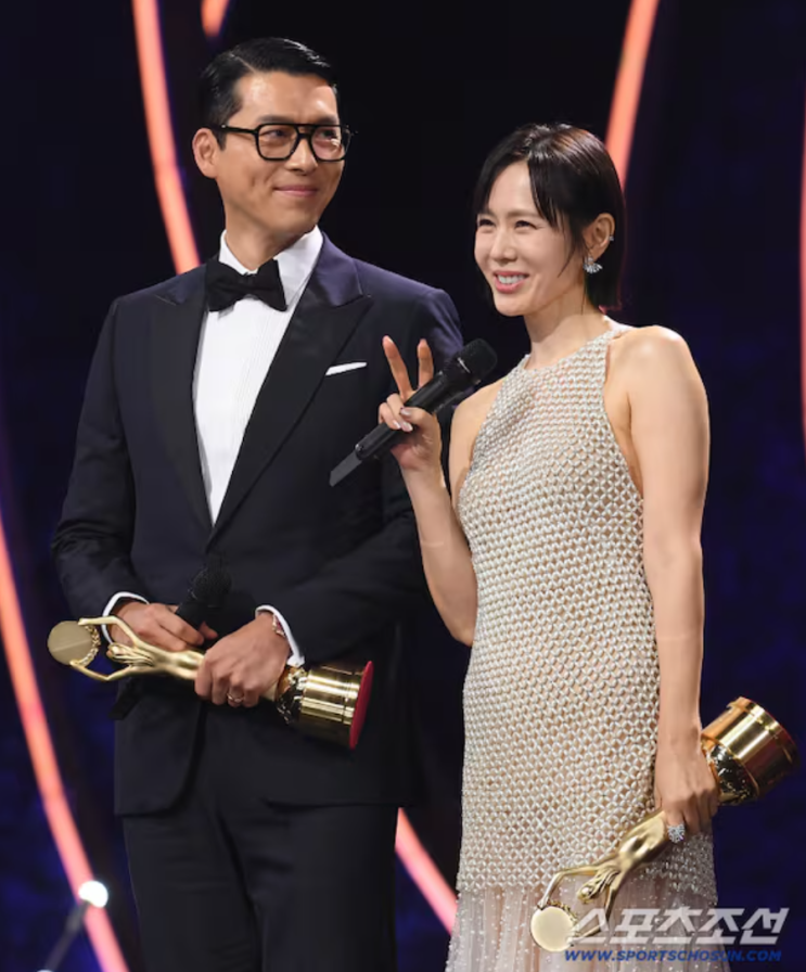 “♥현빈 눈 감아!” 손예진, 청룡영화상 레드카펫 올킬한 시스루 드레스 : 네이버 블로그