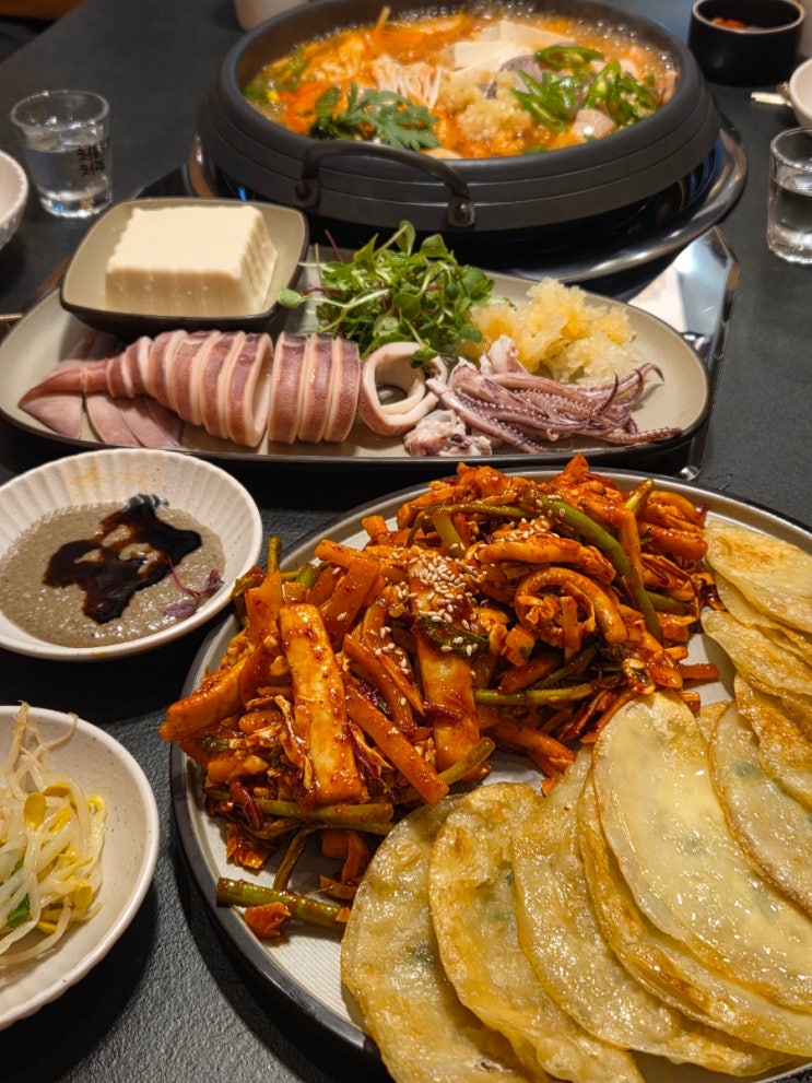 수내 맛집 회식 메뉴로 제격인 푸짐하고 얼큰한 오징어찌개 술상세트 휘정 : 네이버 블로그