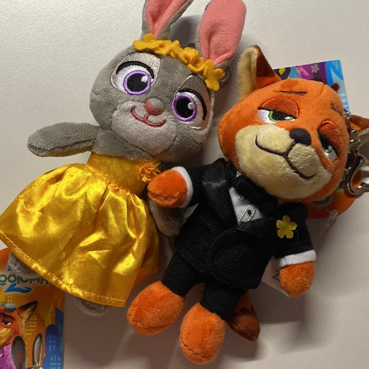 주토피아2 CGV 굿즈 추천 드레스 턱시도 키링 &무빙뱃지 실물 후기, 포스터 수령 : 네이버 블로그