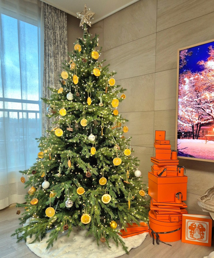 [25년 메종제인 12월호] 5년째 크리스마스에 진심인 사람의 오렌지 러스틱 컨셉 트리 :: 자라홈 H&M HOME 포터리반 ...