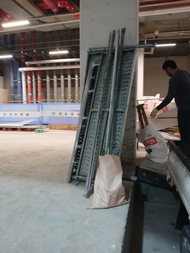 부산 신세계 백화점 내 인테리어 작업 이오에스앤디 고객님께 납품 진행하고 왔습니다. feat. 가설재 + 안전 : 네이버 블로그