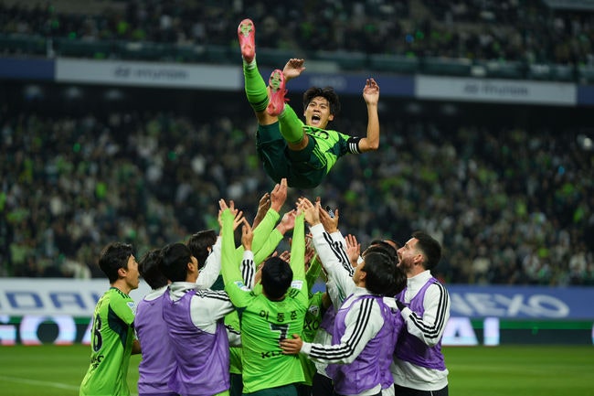 [K리그 리뷰] ACL2 티켓 가까워진 강원, 결국 아무 것도 해내지 못한 김기동 서울, 화려한 피날레 최철순의 전북, 역사상 ...