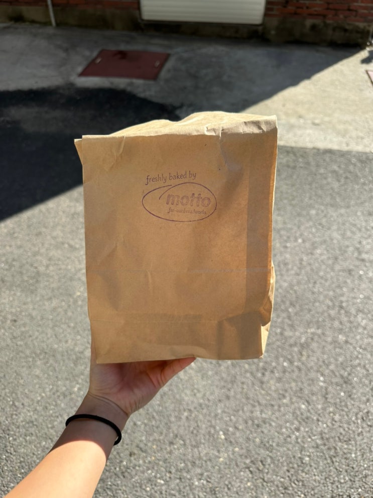 [모토] 복잡하게 구운 단순한 빵 연남동 베이커리 : 네이버 블로그