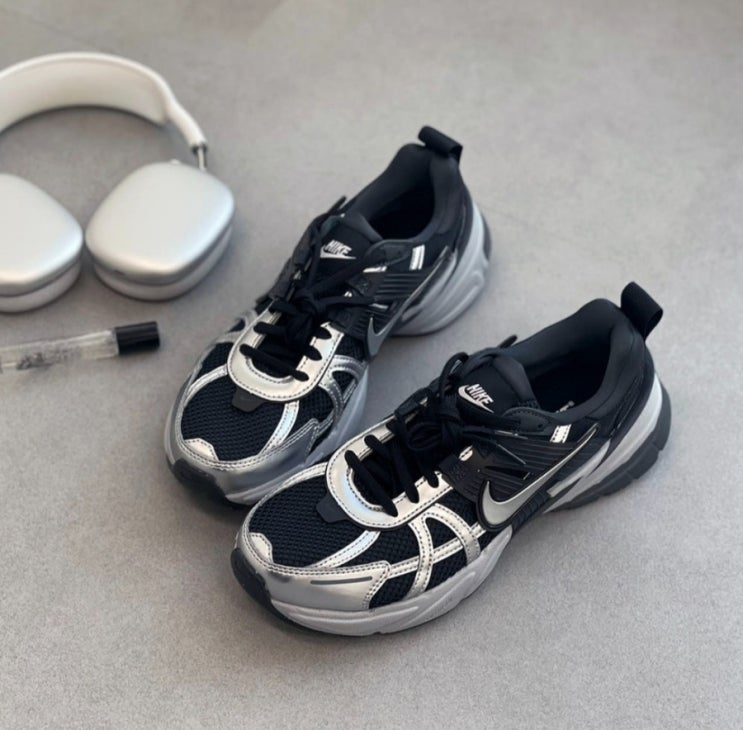 🔥 “나이키 V2K 테크 블랙 실버” 🖤 요즘 제일 핫한 여신 운동화 데일리코디 끝판왕 👟 트렌드 그대로 재입고! ⚡ 실버 ...