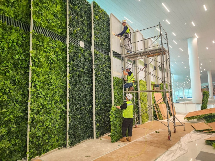 [고객사례 : 인천공항 제2터미널 인공조경] 실내 공간에서도 생동감 있는 벽면 녹화 : 네이버 블로그