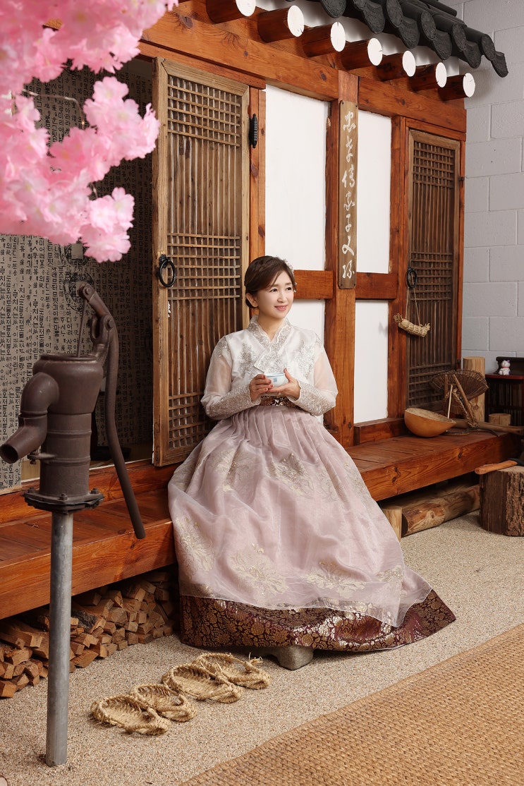 창덕궁앞 한복 메이크업하고 퀄리티 높은 실내 한옥 세트장에서 멋진 한복 사진을 촬영 할 수 있는 チマチョゴリ撮影スタジオ ...