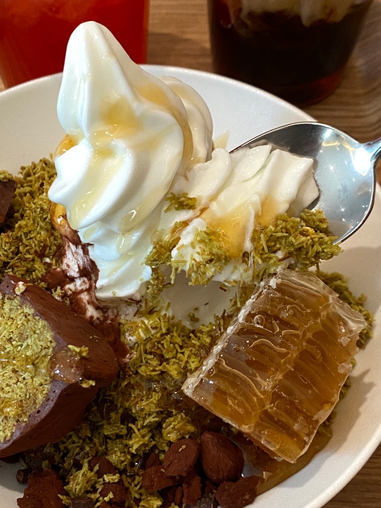 서울 성동 :: 성수동 카페 도토리 오븐 두바이 쫀득쿠키 요거트아이스크림볼 성수 디저트 카페 신상 추천 : 네이버 블로그