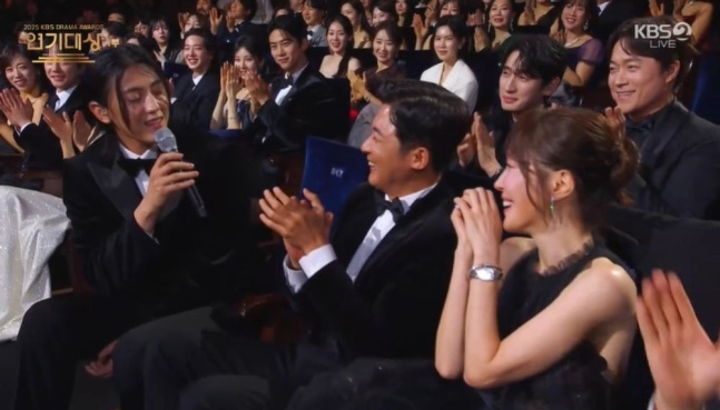 2025 KBS 연기대상 '독수리 5형제'의 깜짝 축가와 엄지원·안재욱의 환한 미소 : 네이버 블로그