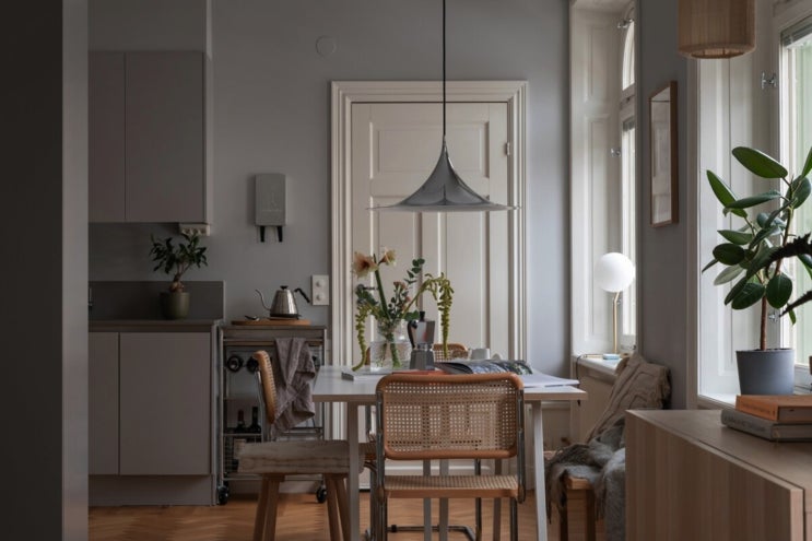 작은집인테리어 홈스타일링 기준, 식탁 펜던트 조명과 라탄의자 조합 : 네이버 블로그