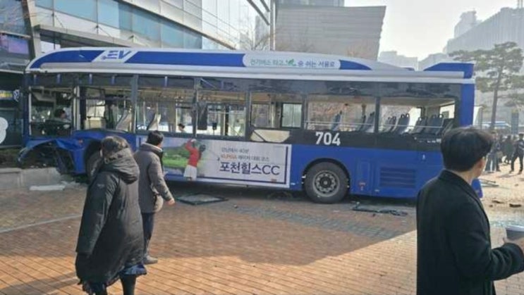 서울 서대문역 시내버스 돌진 사고, 부상자 13명 발생… 사고 원인 조사 중 : 네이버 블로그