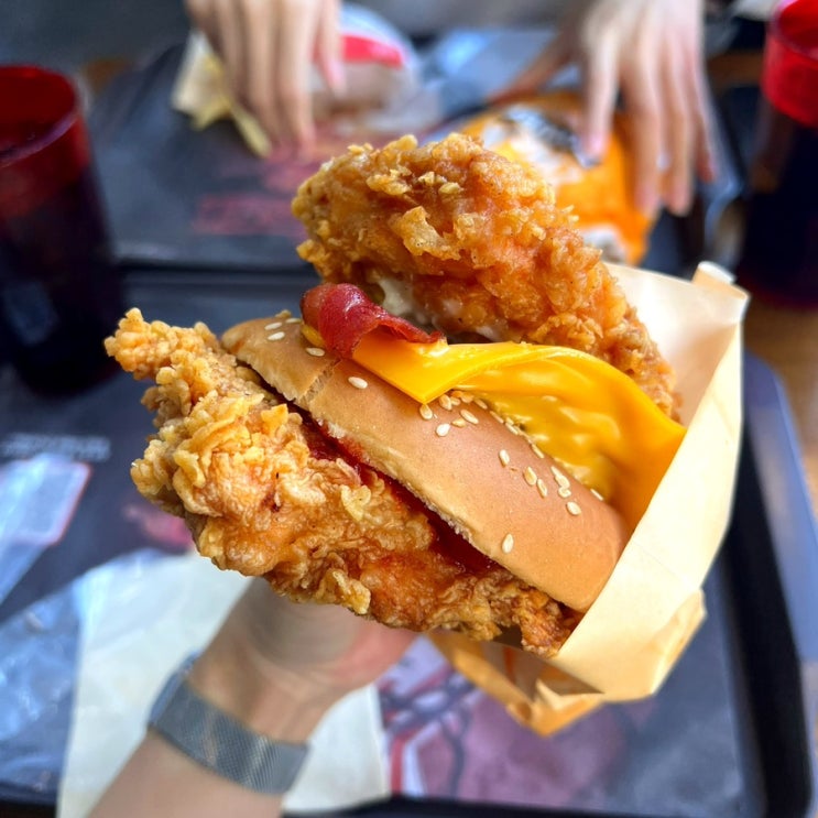 내돈내산 | KFC 기묘한 이야기 콜라보 신메뉴 업사이드다운 징거버거 후기 KFC 수원역광장 : 네이버 블로그