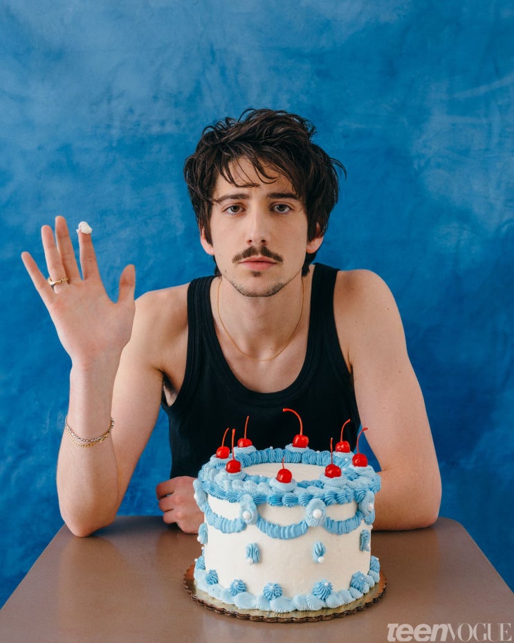 디즈니 라푼젤 실사화 남주 플린 역 마일로 맨하임(Milo Manheim) 맛보기 - 2023년 사브리나 카펜터 Feather ...