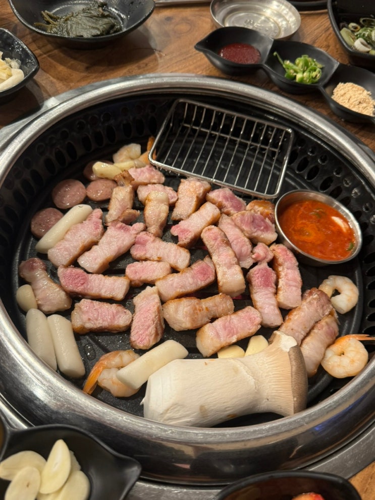 춘천 산애그린 | 기본 상차림으로 양념게장 육회 돼지껍데기 훈제오리 주는 초벌 삼겹살 존맛집 : 네이버 블로그