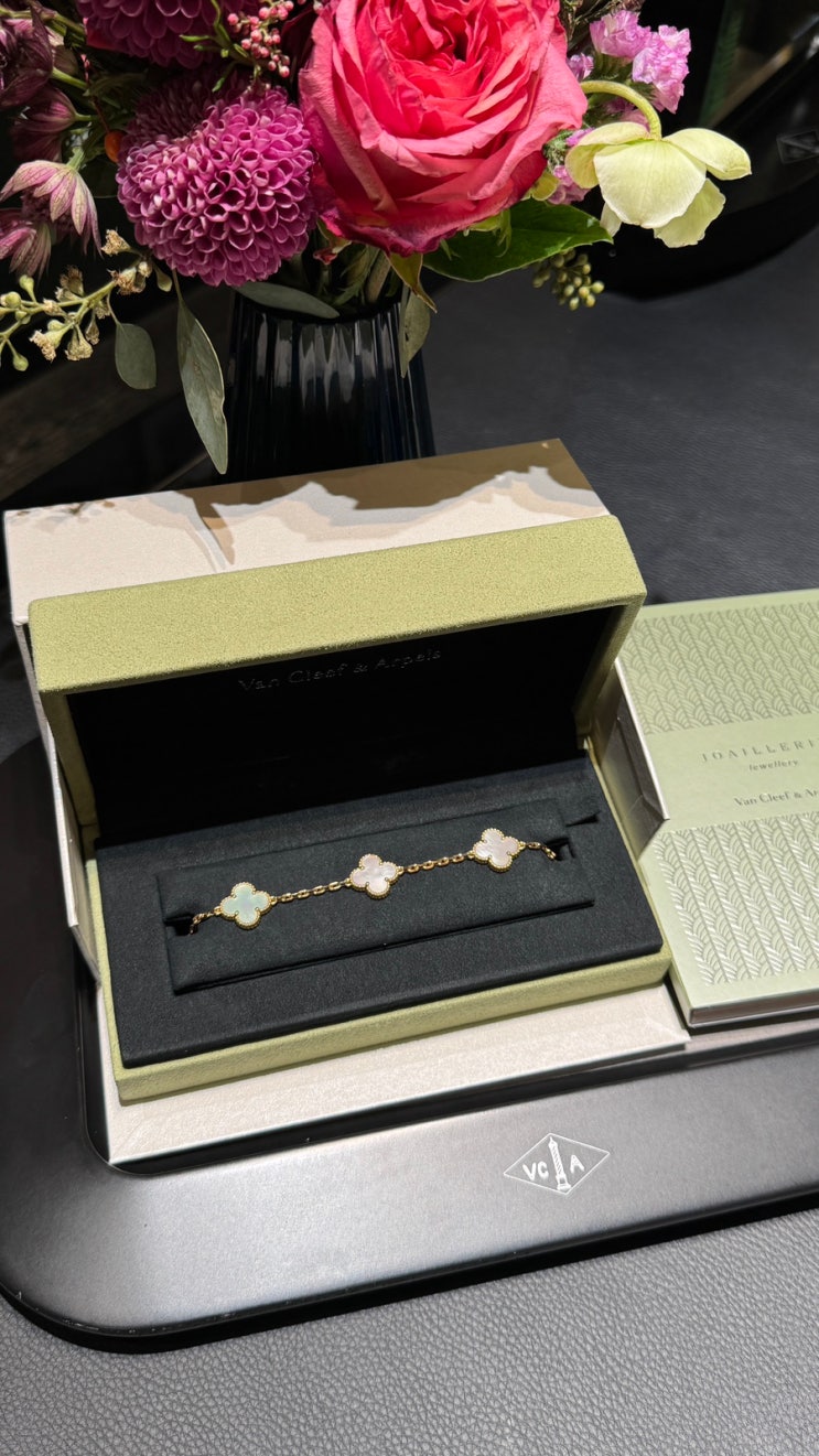Van Cleef & Arpels 반클리프 앤 아펠 빈티지 알함브라 5모티브 팔찌 : 18k 옐로우 골드 마더오브펄♥ (feat ...