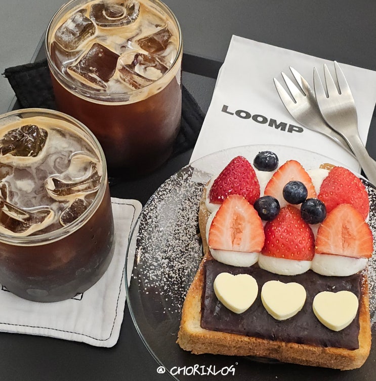 잠실 카페 룸프 LOOMP 앙버터 과일 토스트 ft. 귀욤 강쥐 덕수 : 네이버 블로그