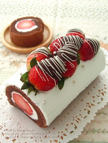딸기초코롤케이크] 발렌타인데이엔 초콜릿? 롤케익은 어때?^^ : 네이버 블로그