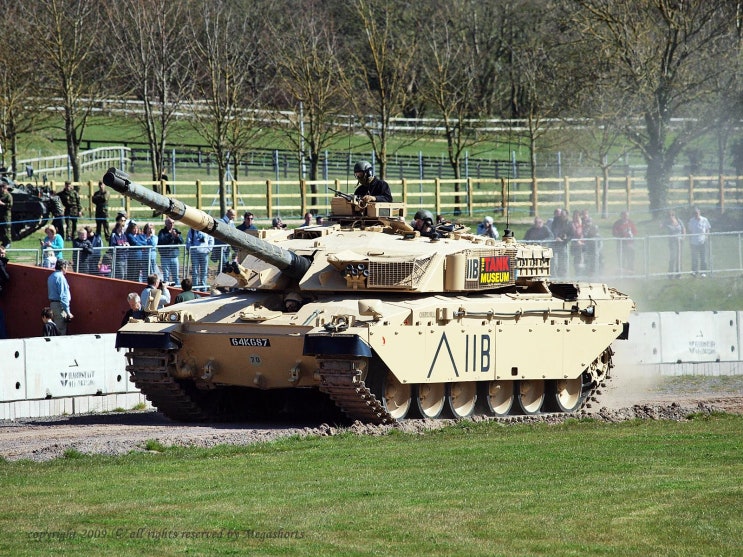 기동시범을 보이는 걸프전 도색 영국군 Challenger 1 전차 : 네이버 블로그